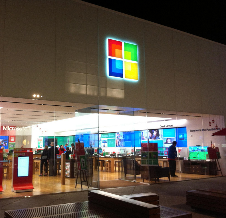 Dietro-front, Microsoft riapre i suoi experience store