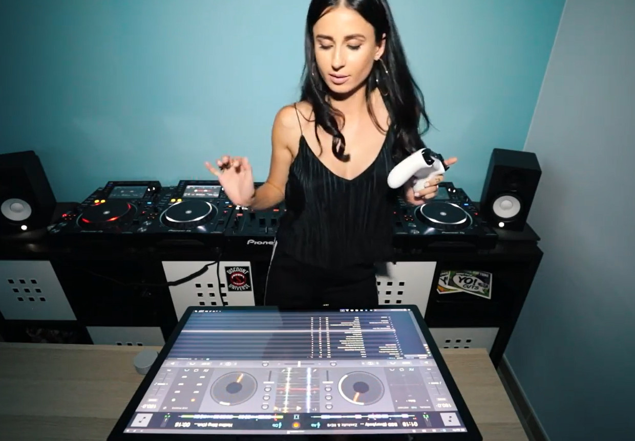 [video] Juicy M, la DJ che mixa con Surface Studio e un controller Xbox