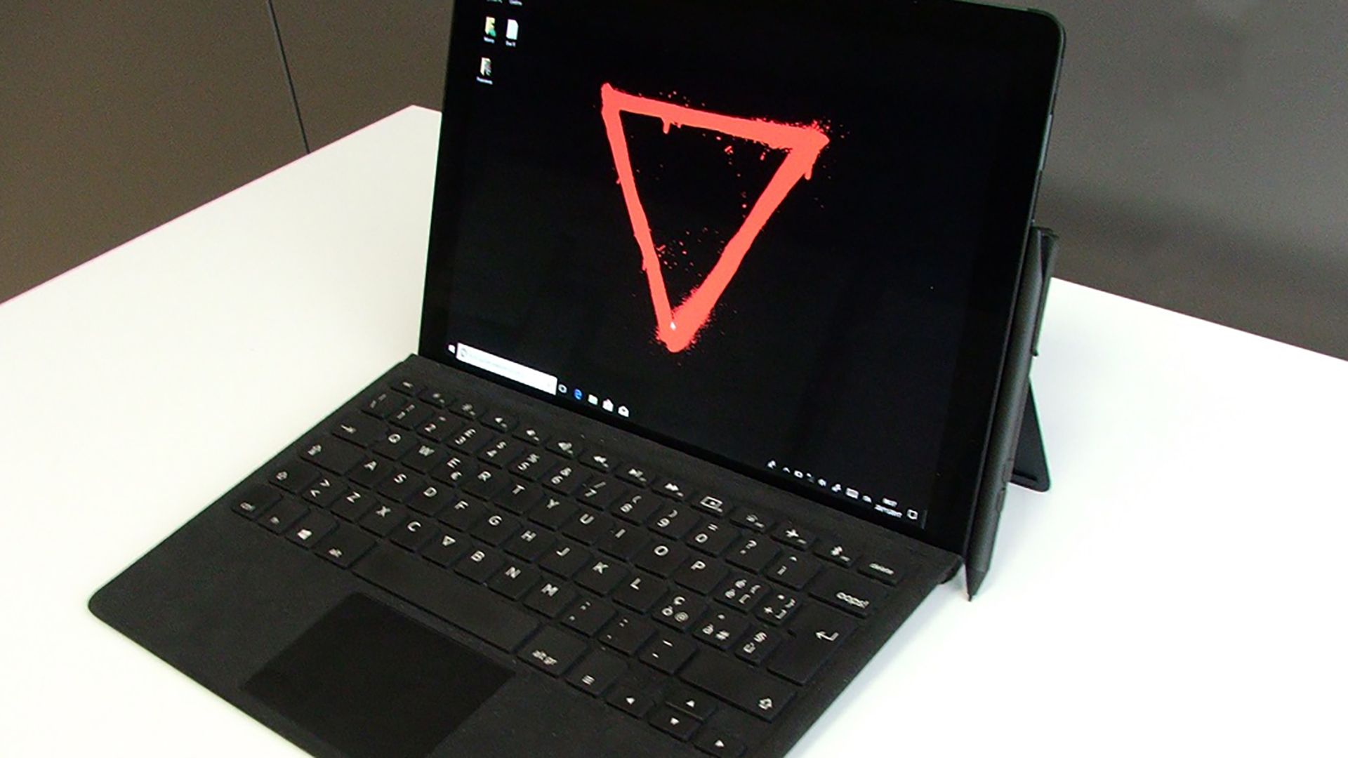 Video recensione Eve V, il Surface Pro dei sogni dal prezzo democratico