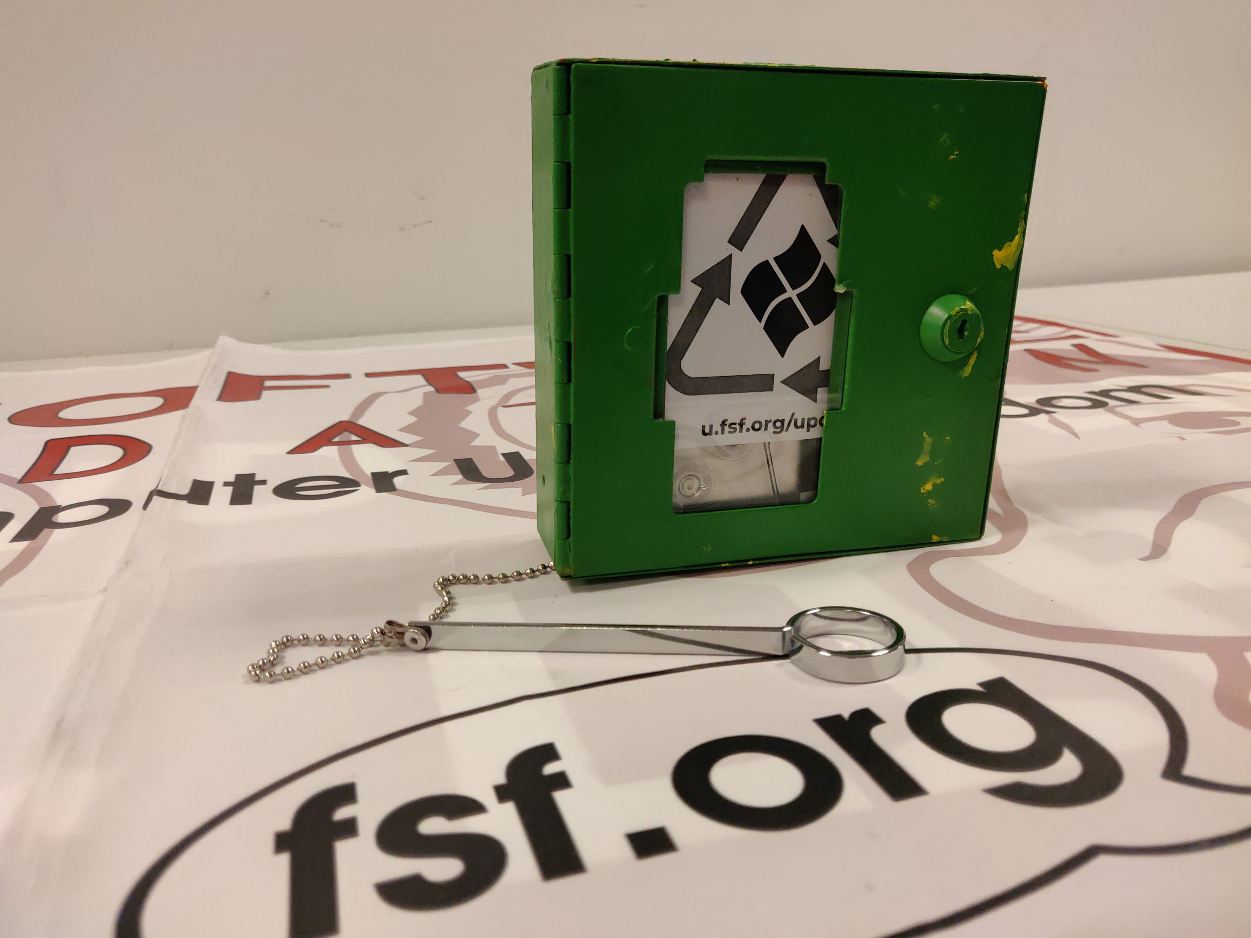 La Free Software Foundation invia un hard-disk a Microsoft per il ...